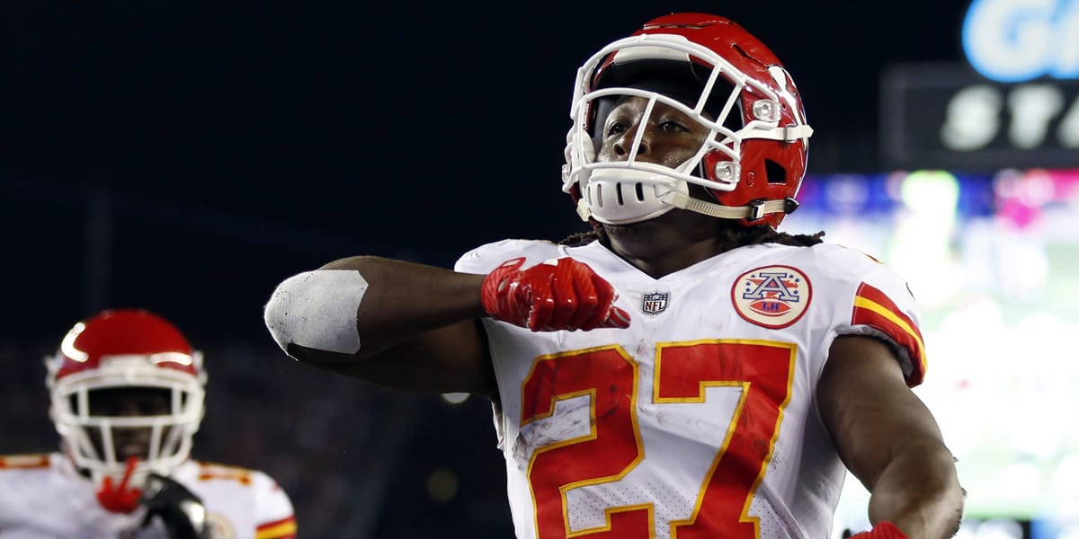 Kareem Hunt: Quem é o novato que destruiu os Patriots?